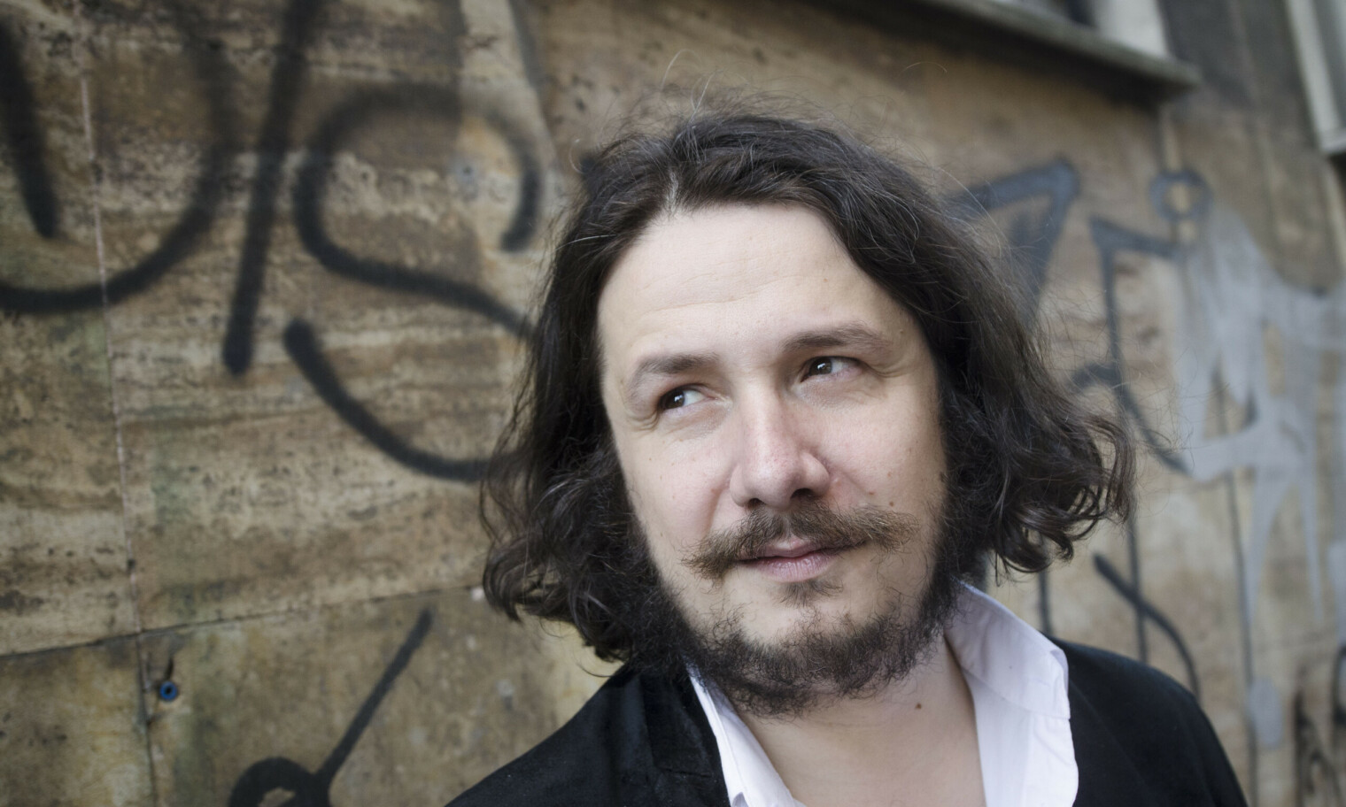 СРПСКИОТ ПИСАТЕЛ МУХАРЕМ БАЗДУЉ ВО СКОПЈЕ ГО ПРОМОВИРА НОВИОТ РОМАН ...